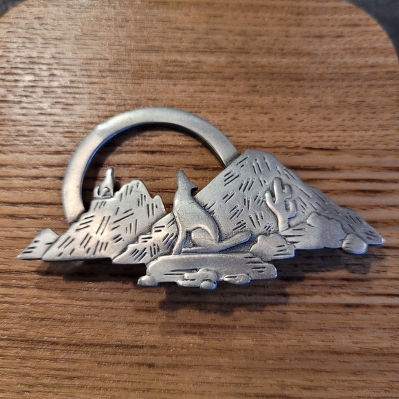 JJ1988 | Jewelry | Vintage Jj 988 Coyotes Howling At The Moon Ladies ...